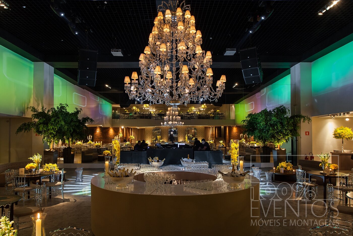 Balcão/Bar Madeira Ripada Redondo com Tampo Espelho - 2,50m diâmetro ...